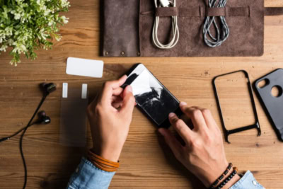 Tempered Glass vs. Plastic Screen Protectors: Pros & Cons